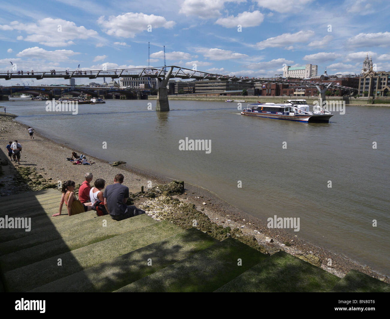 River thames beach hi-res stock photography and images - Alamy