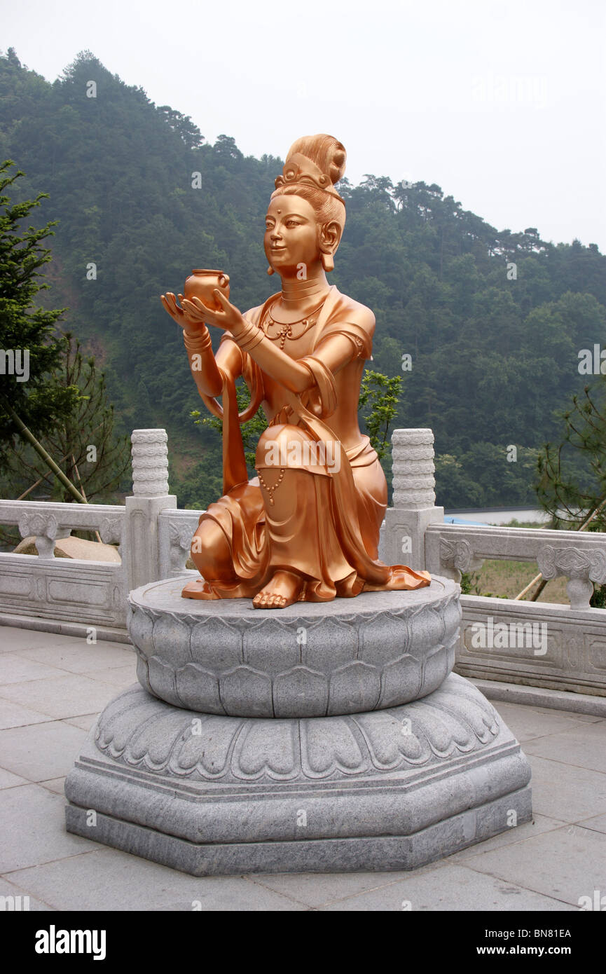 Statue of a Deva deity, Xuedou Buddhist Temple, Xikou, Zheijang ...