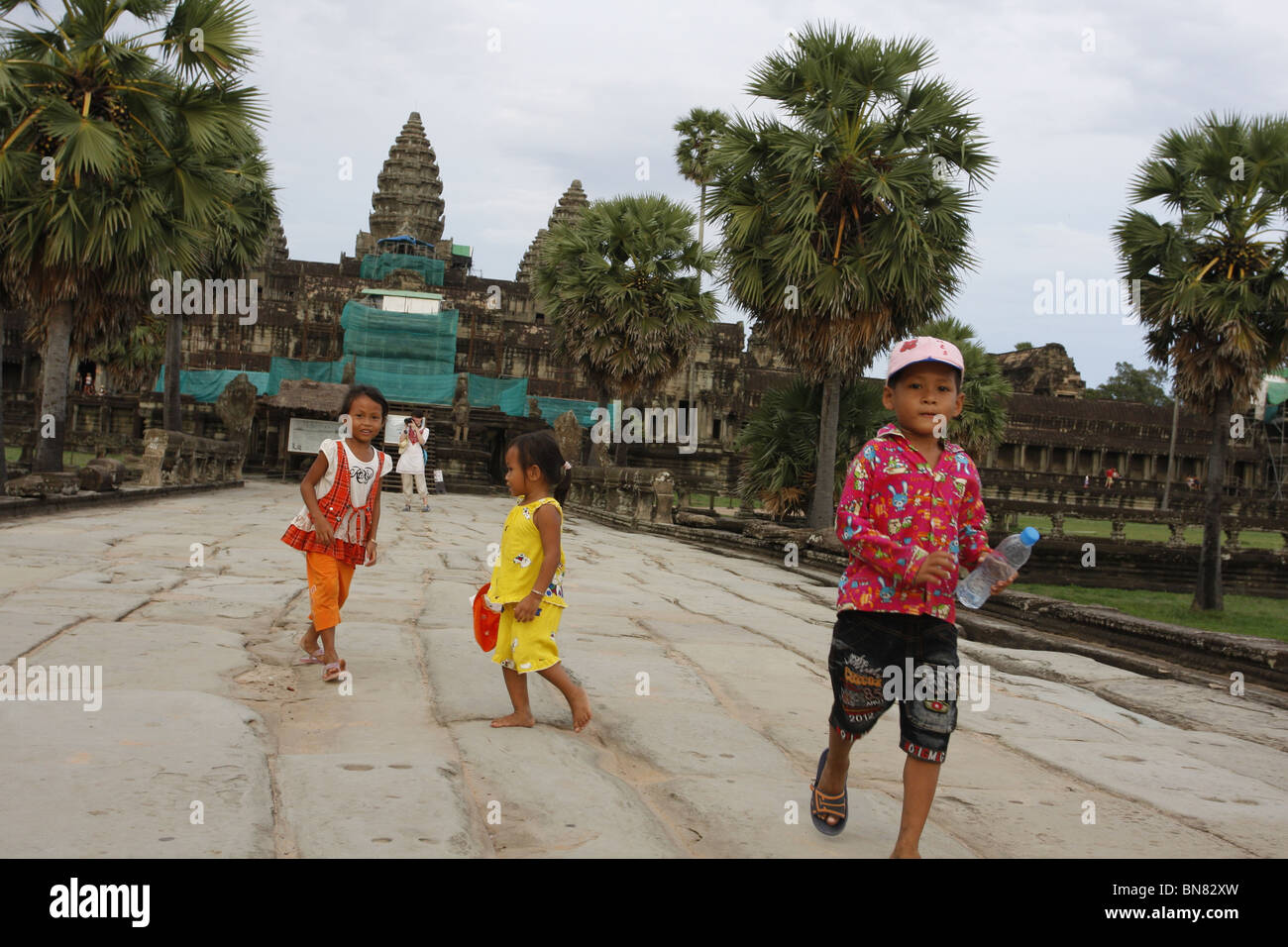 Young Cambodian visitors on the causeway to Angkor Wat Stock Photo - Alamy