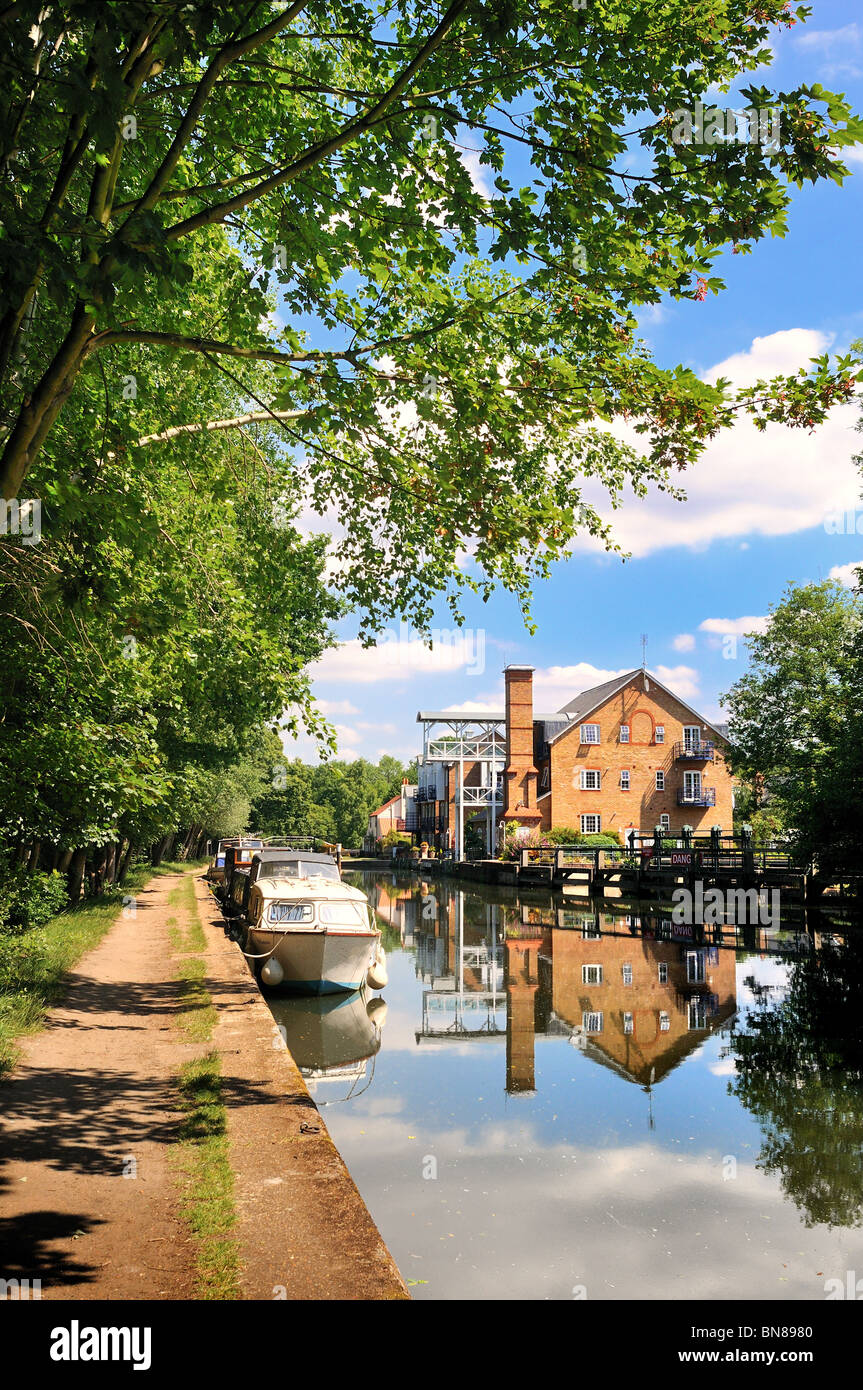 Weybridge surrey hi-res stock photography and images - Alamy