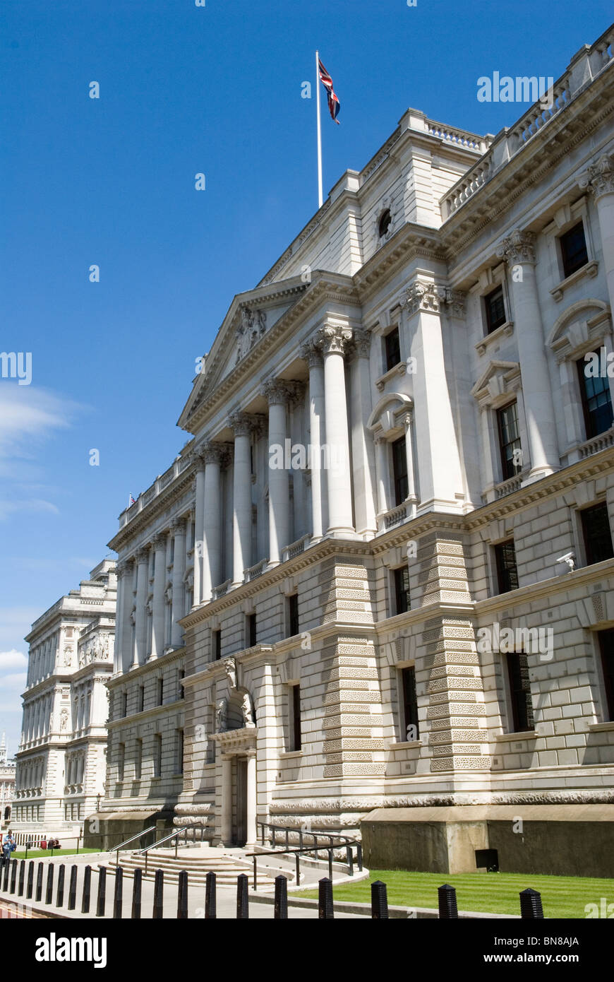 Treasury UK, HM Treasury building in Whitehall and the Foreign Office ...