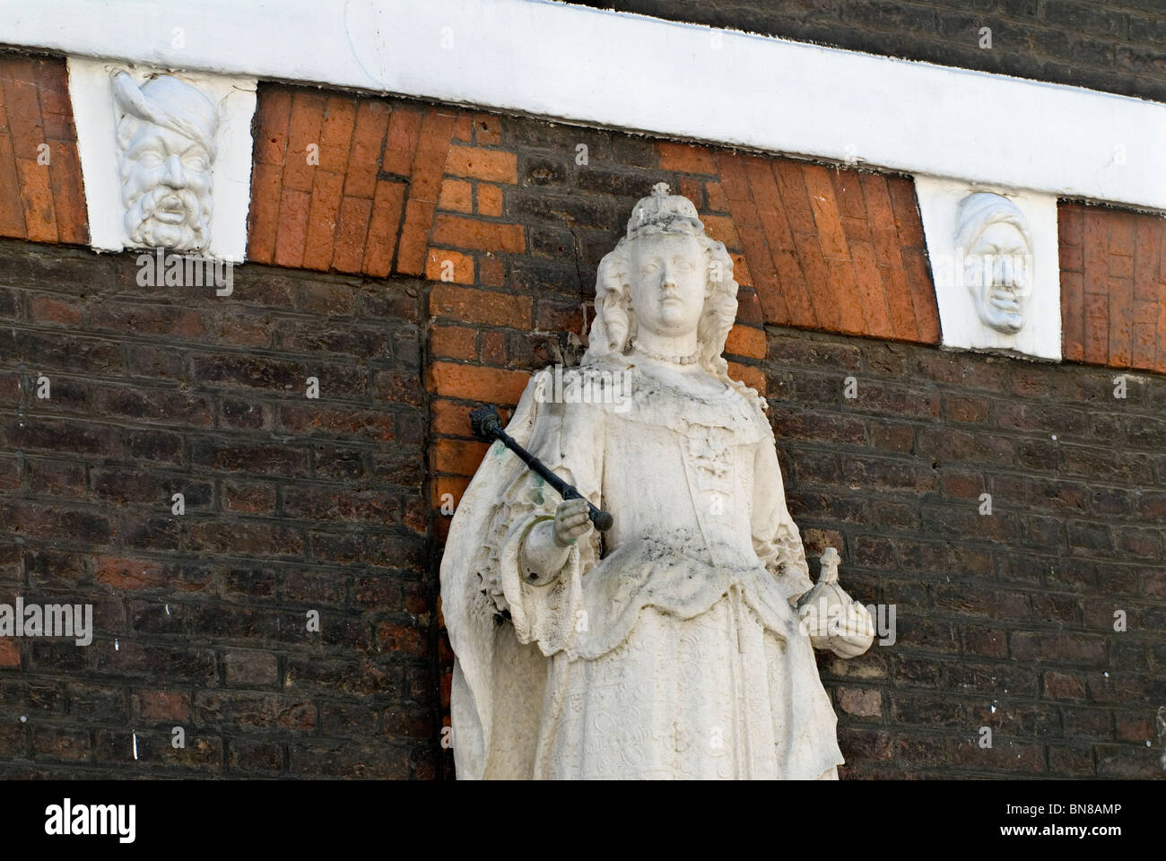 Queen Anne statue. 16 Queen Annes Gate Westminster London SW1 UK Stock ...