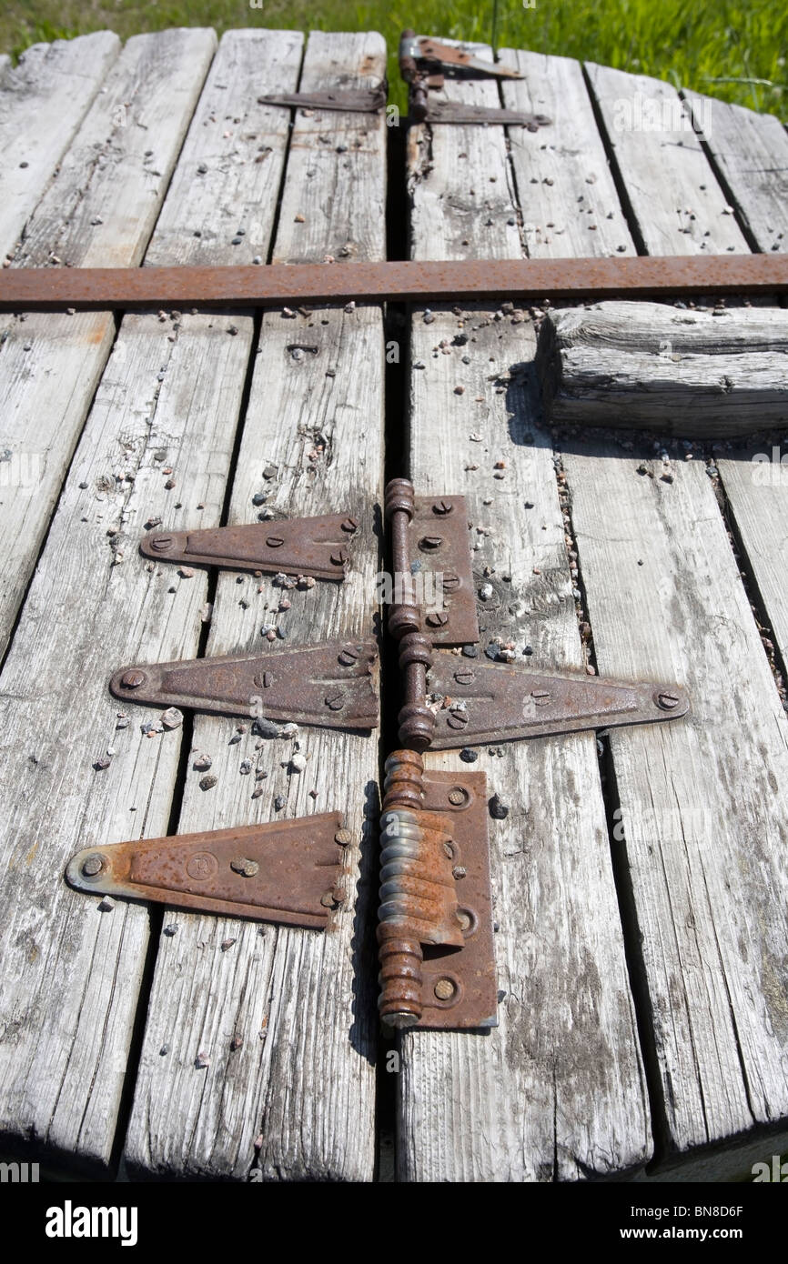old hinges on decayed wooden lid Stock Photo - Alamy
