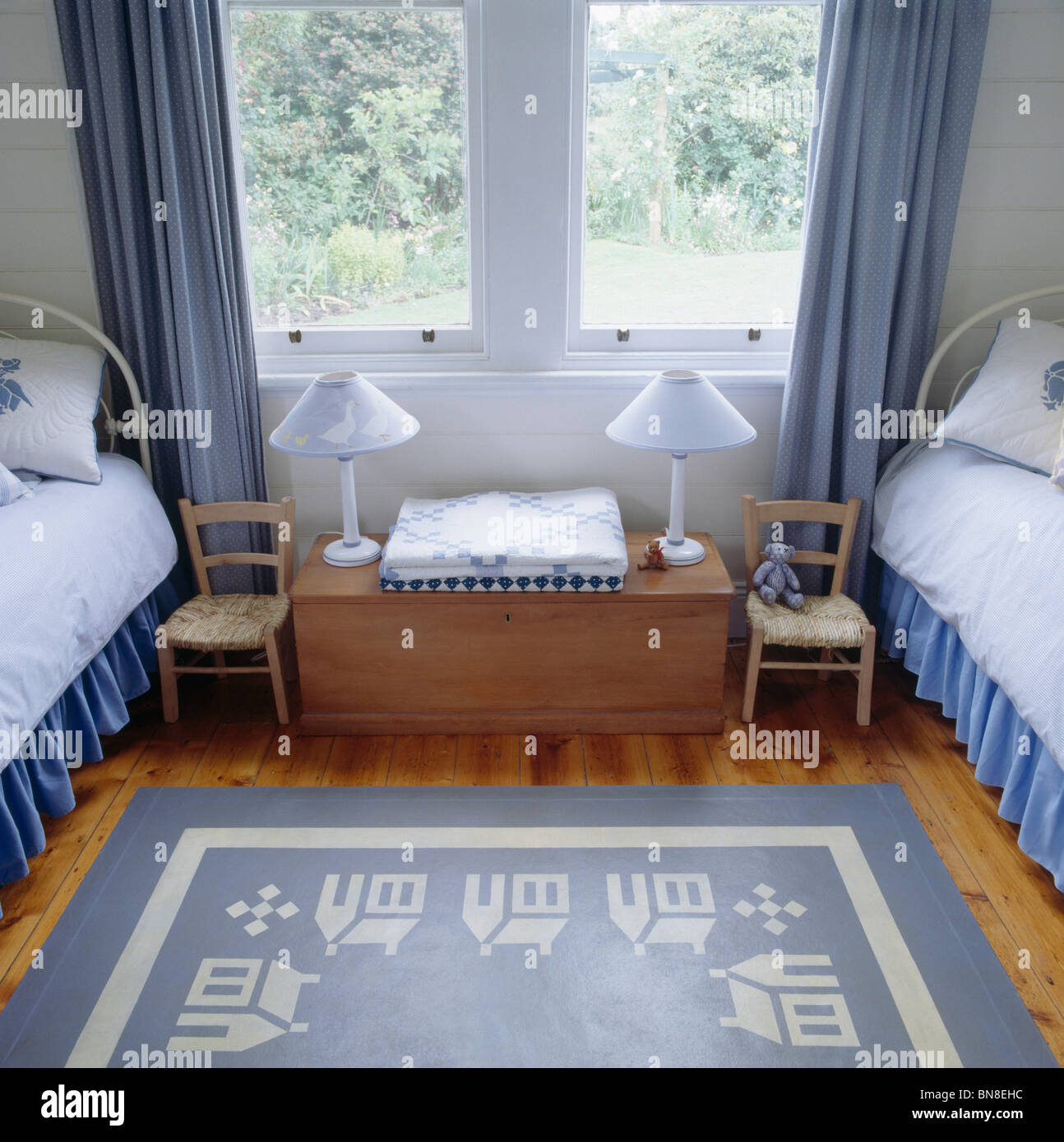 Hand painted blue hi-res stock photography and images - Alamy