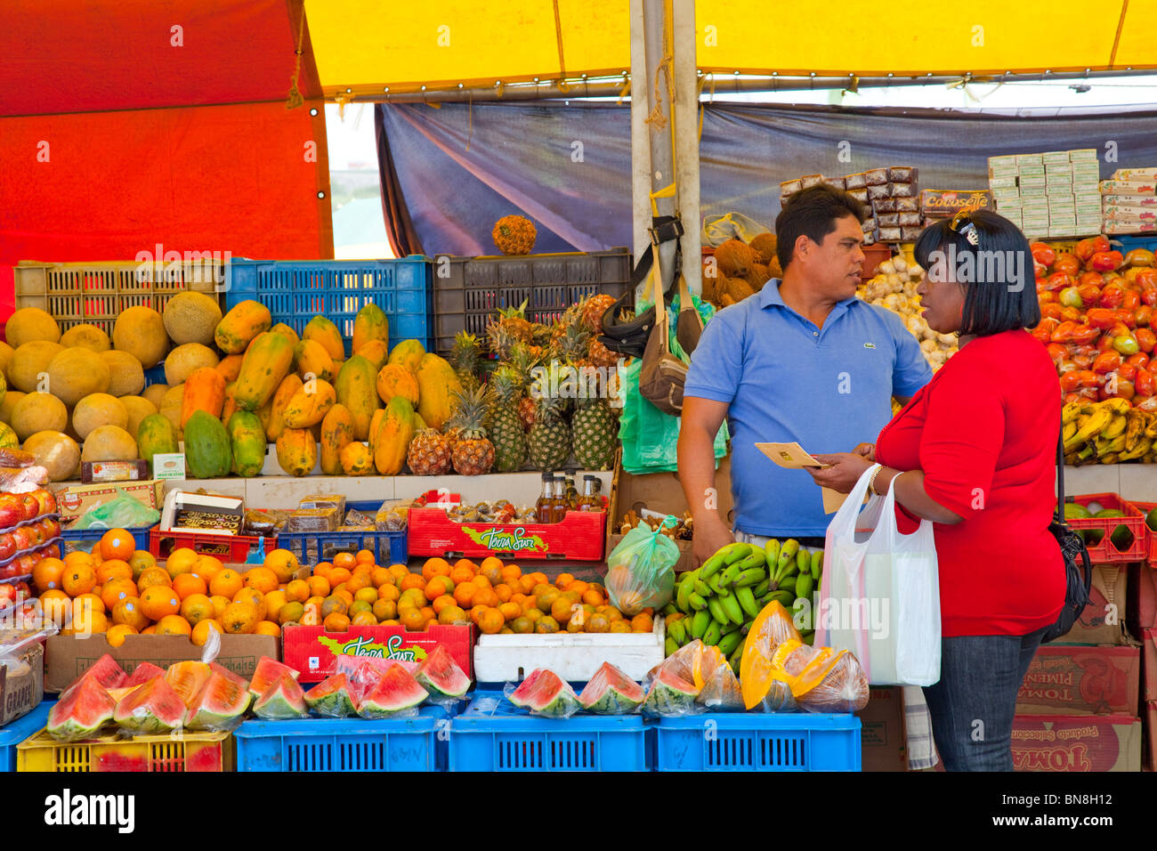 The fruit and vegetable floating market in Punda, Willemstad, Curacao ...