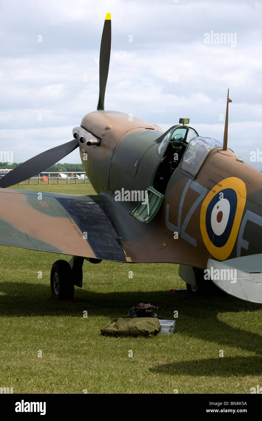 Spitfire cockpit hi-res stock photography and images - Alamy