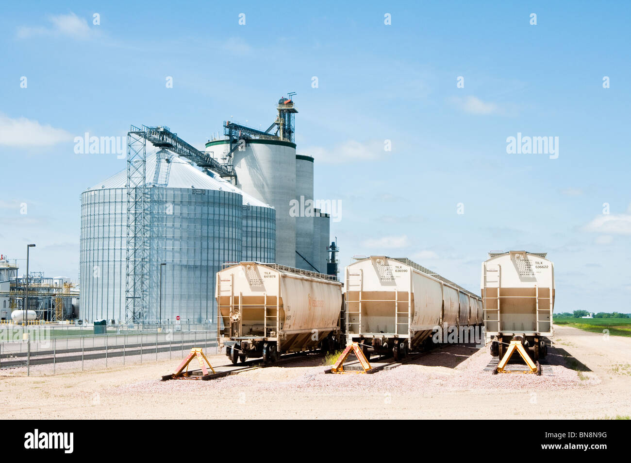 Rail cars deliver feedstock ethanol hi-res stock photography and images ...