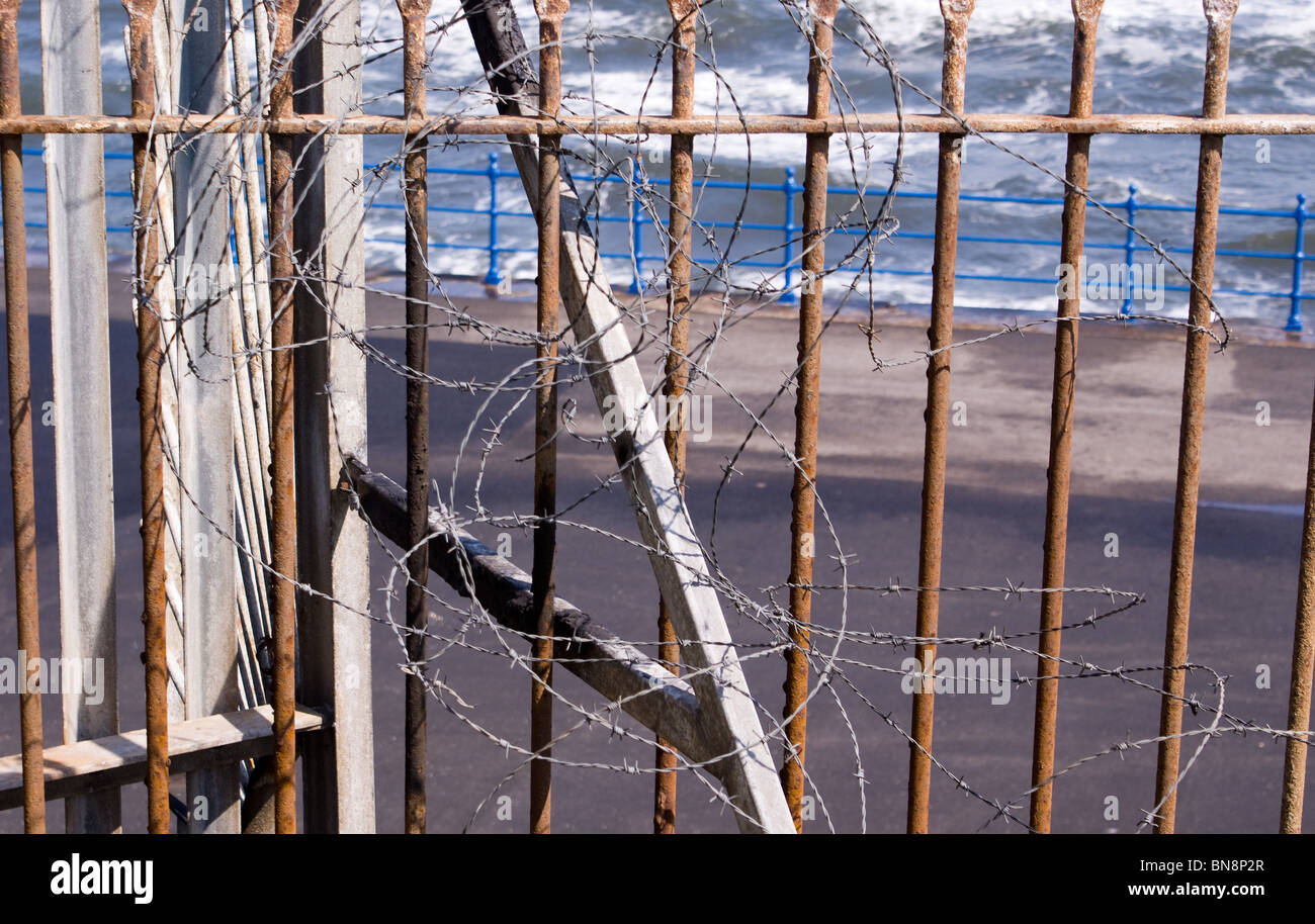 RUSTY RAILINGS AND BARBED WIRE FENCING Stock Photo - Alamy