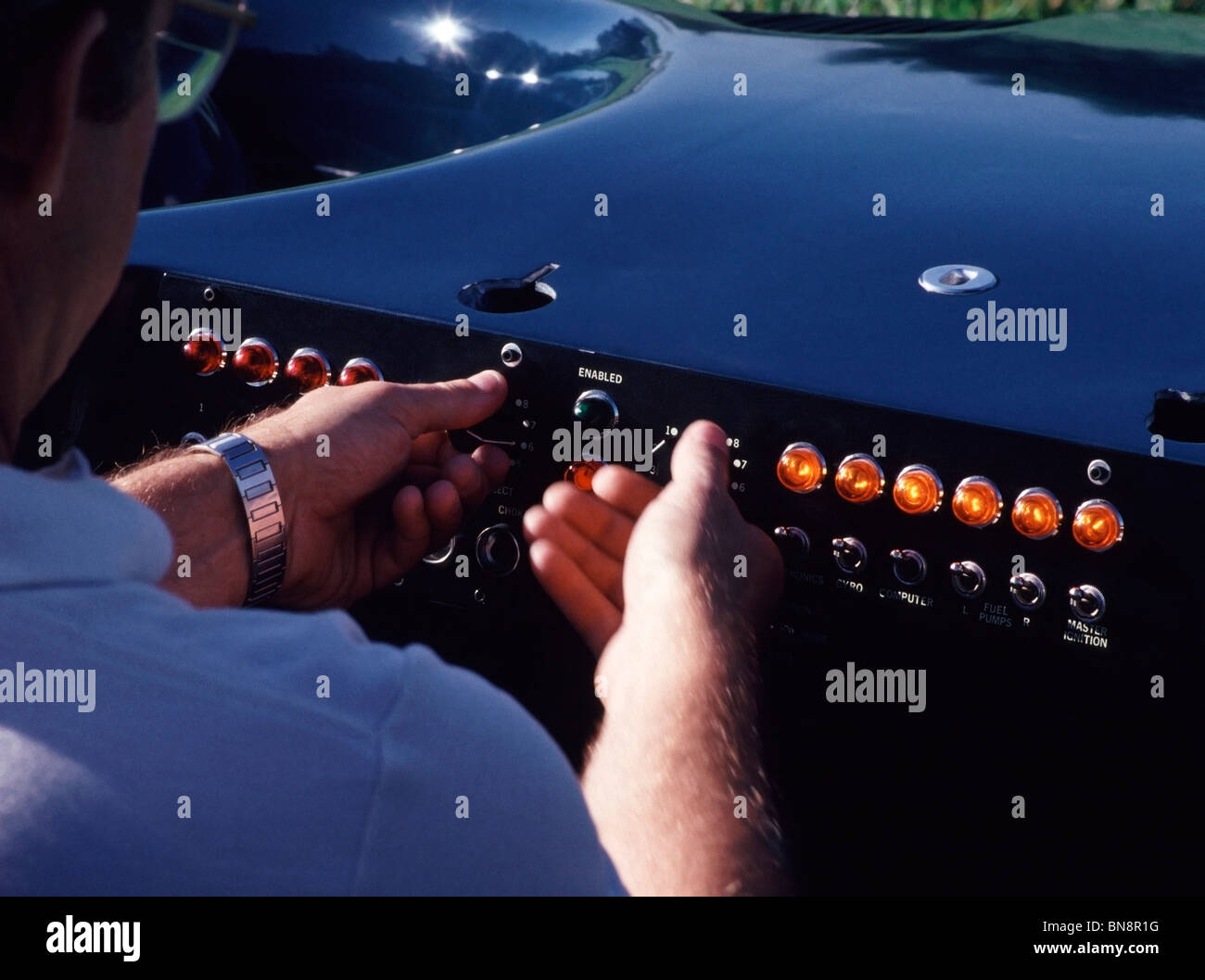 Dr. Paul Moller starting the Moller M200X before flying the VTOL ...