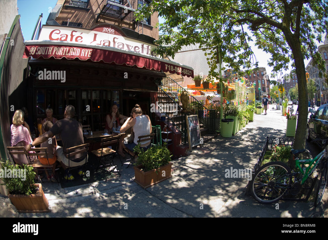 Cafe yuppies hi-res stock photography and images - Alamy