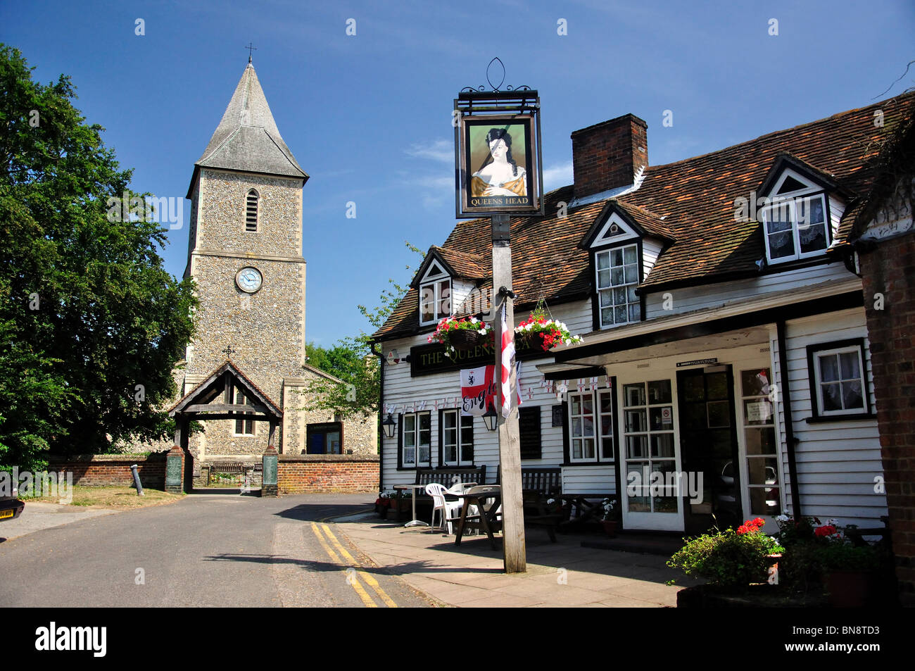 St Leonard's Church and Queen's Head Pub, Church End, Sandridge ...