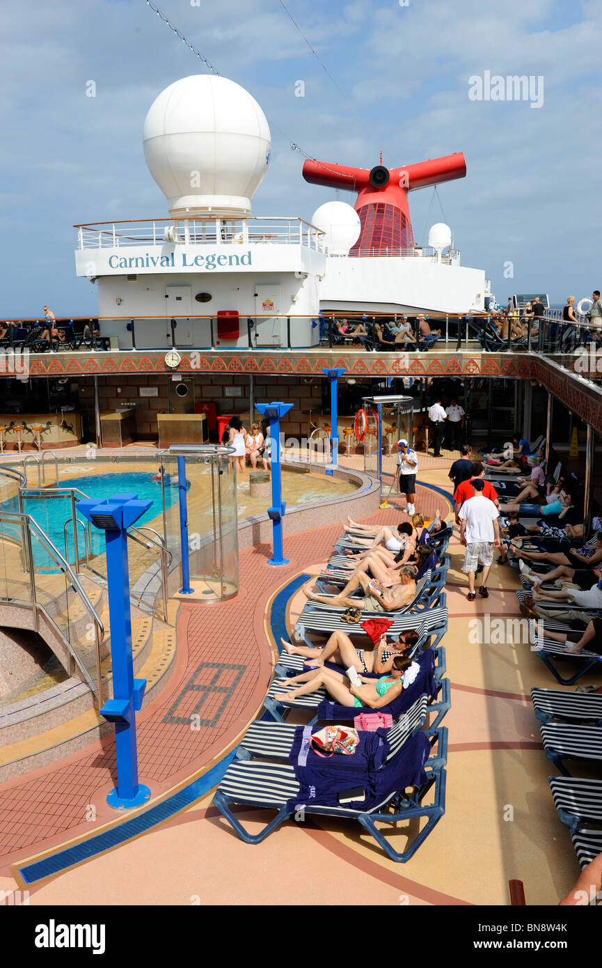 Family cruise ship pool fun hi-res stock photography and images - Alamy
