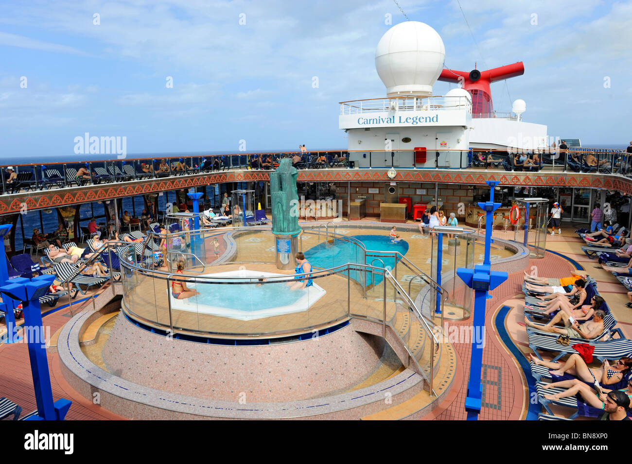 Family cruise ship pool fun hi-res stock photography and images - Alamy