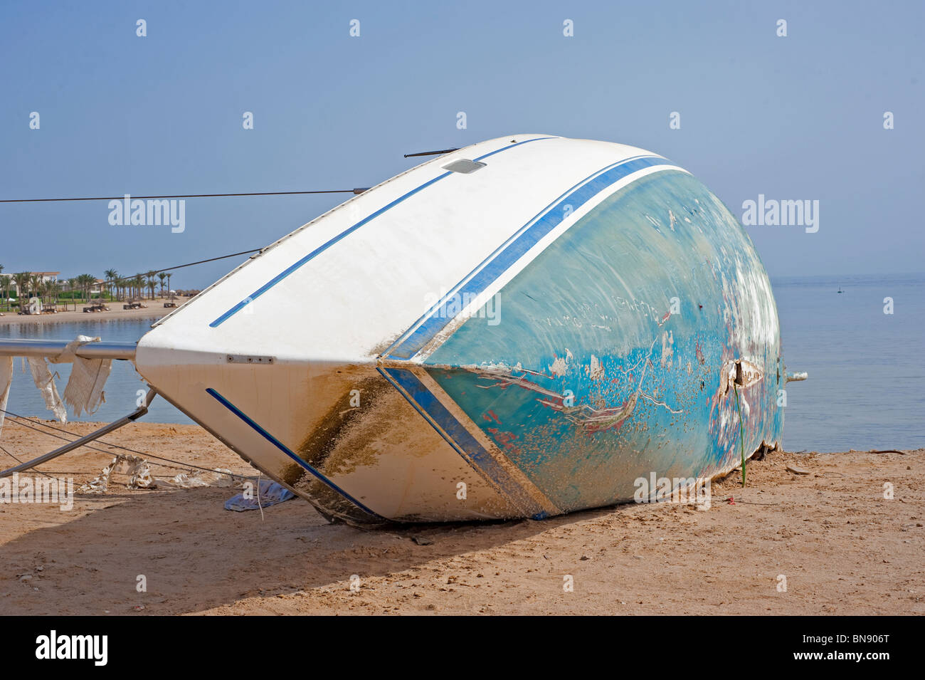 Wreckage of a sailing yacht washed up on a beach Stock Photo - Alamy
