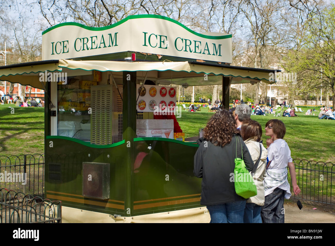 Refreshment Kiosk, St James Park, London, Sunday, April 11, 2010 Stock ...