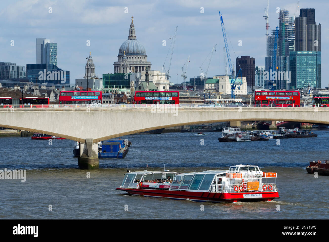 London bridge ferry hi-res stock photography and images - Alamy