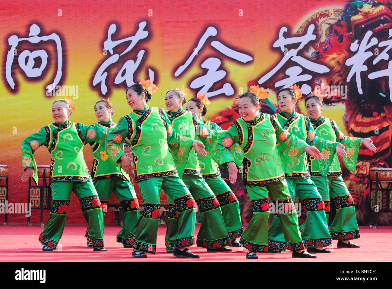 old Chinese dancer Stock Photo - Alamy