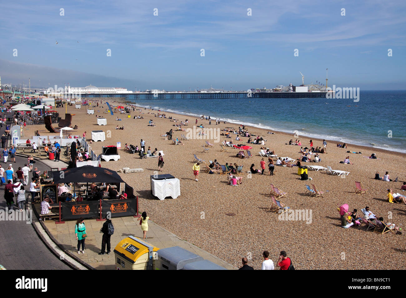 Brighton promenade railings hi-res stock photography and images - Alamy