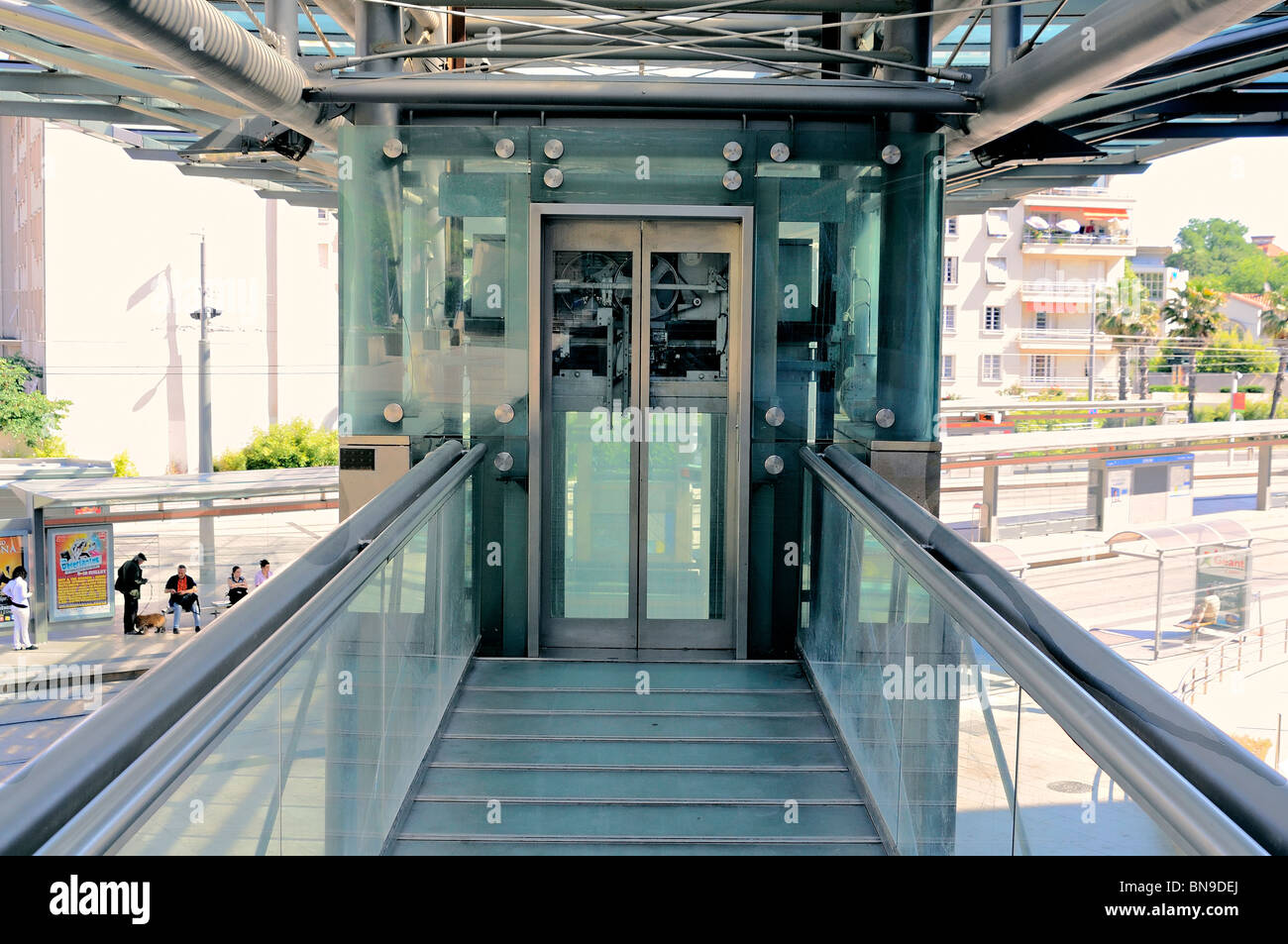 Glass elevator exterior hi-res stock photography and images - Alamy