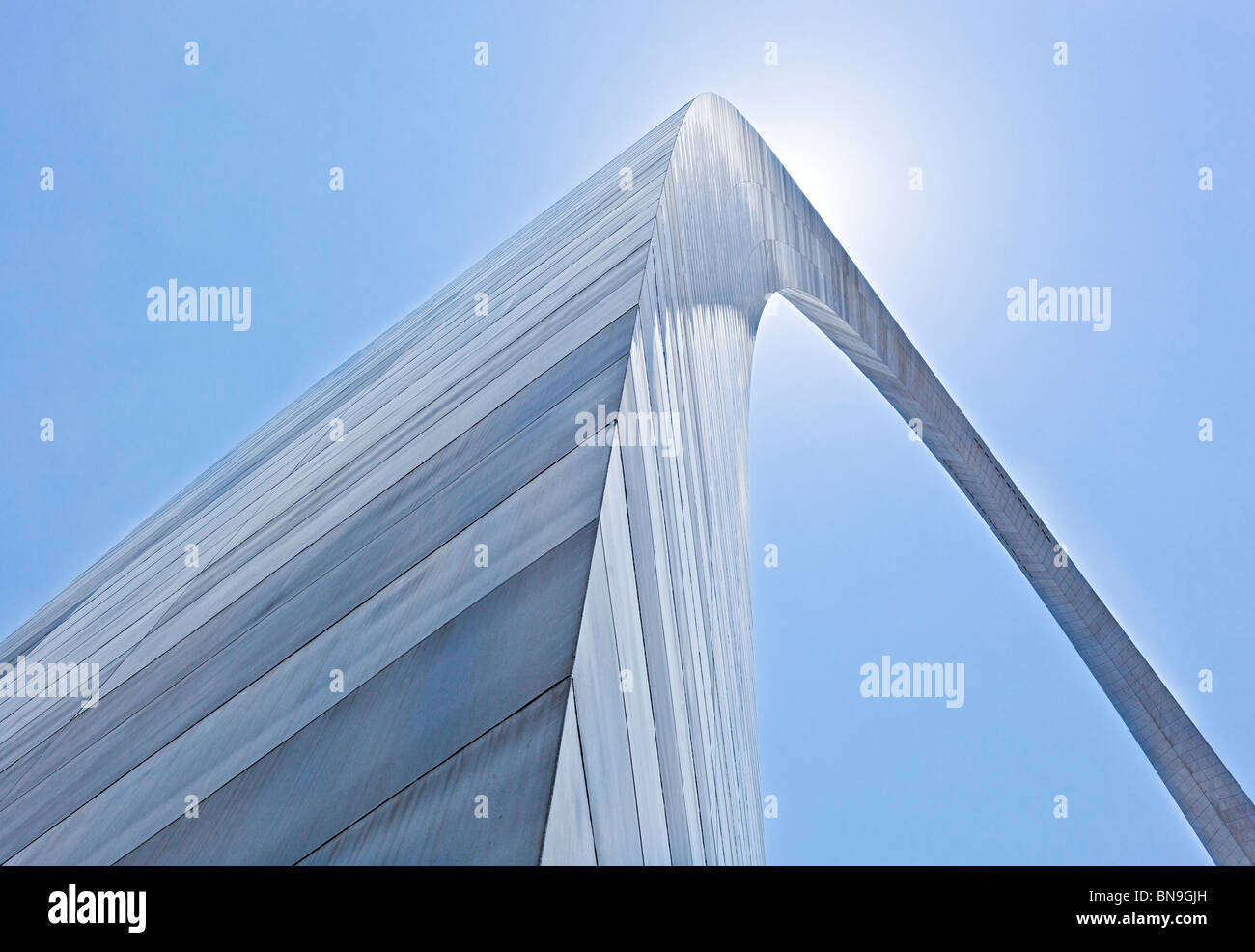 Looking up at the 630-foot tall Gateway Arch in St. Louis, Missouri ...
