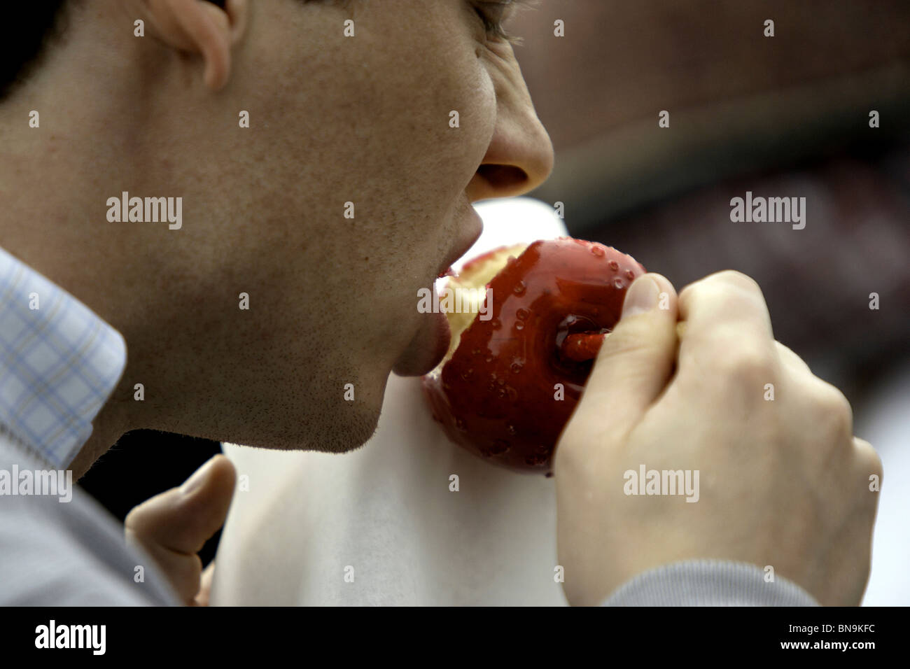 Man person eating toffee apple hi-res stock photography and images - Alamy