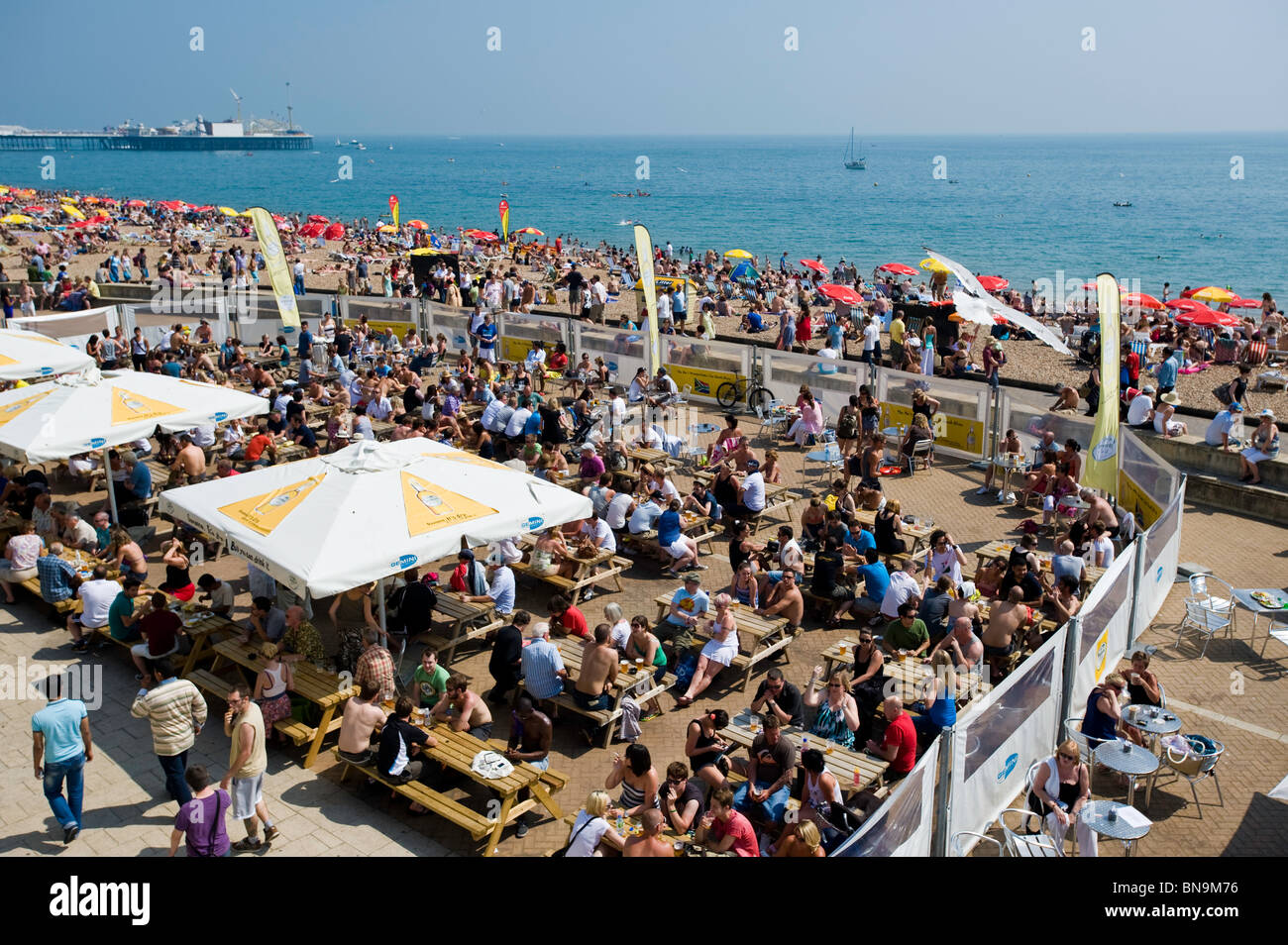 Crowded uk beach hi-res stock photography and images - Alamy