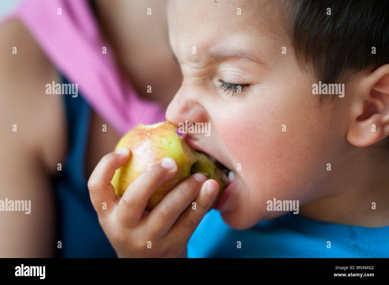 Child eating an apple-close-up Stock Photo - Alamy
