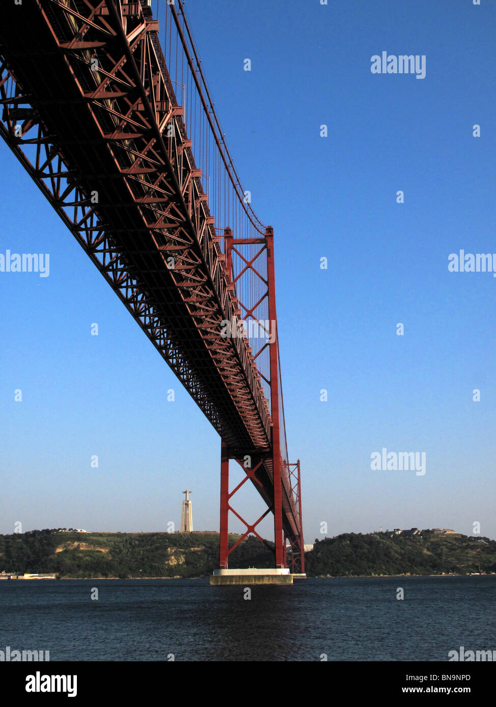 Ponte de abril suspension bridge in lisbon hi-res stock photography and ...