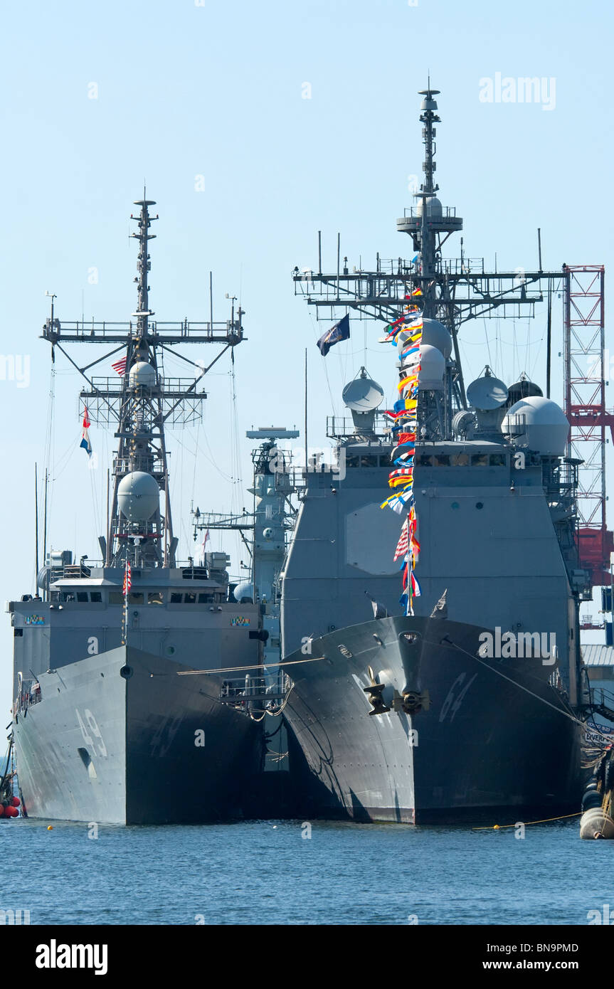 USS Robert G. Bradley (FFG-49) and USS Gettysburg (CG 64 Stock Photo ...