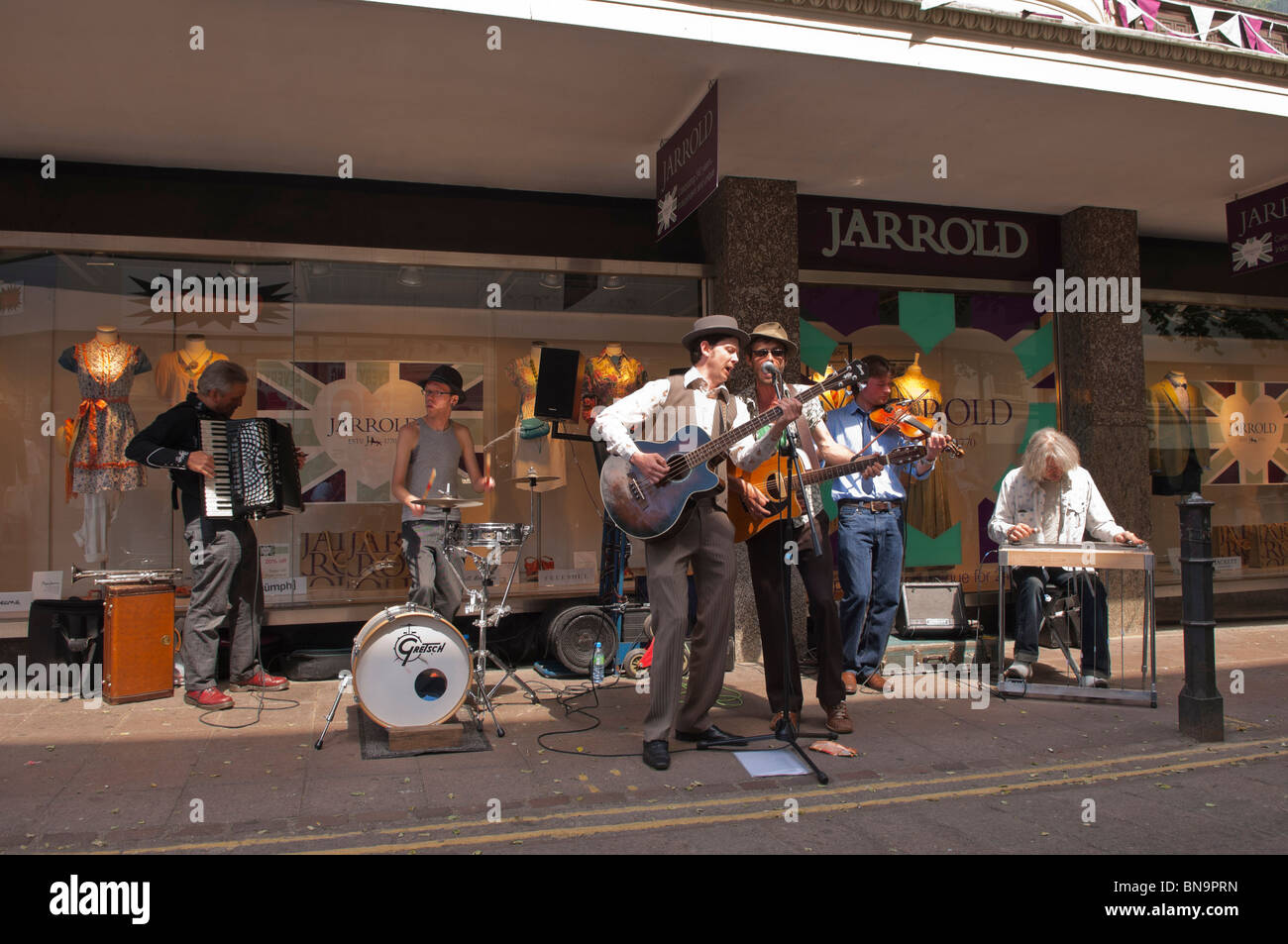 Group buskers hi-res stock photography and images - Alamy