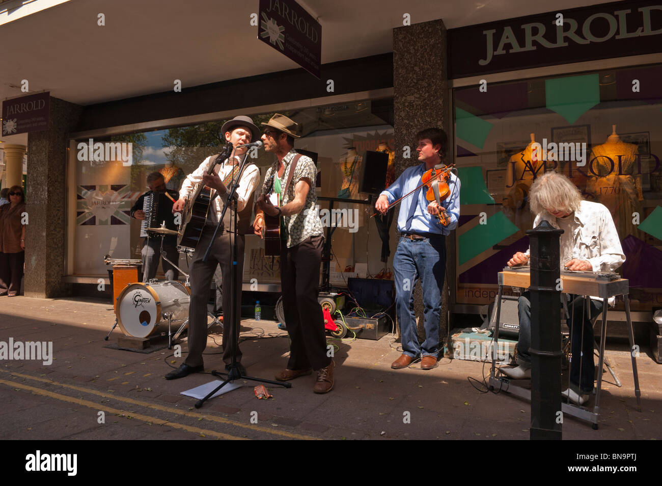Busking busker buskers uk hi-res stock photography and images - Alamy