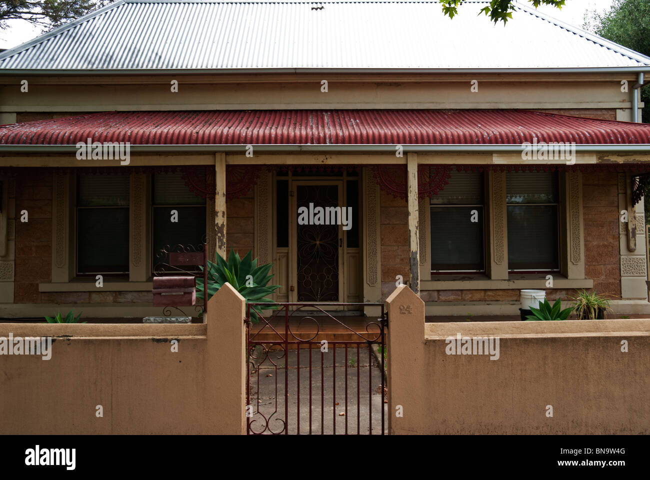 Australian architecture house veranda hi-res stock photography and ...