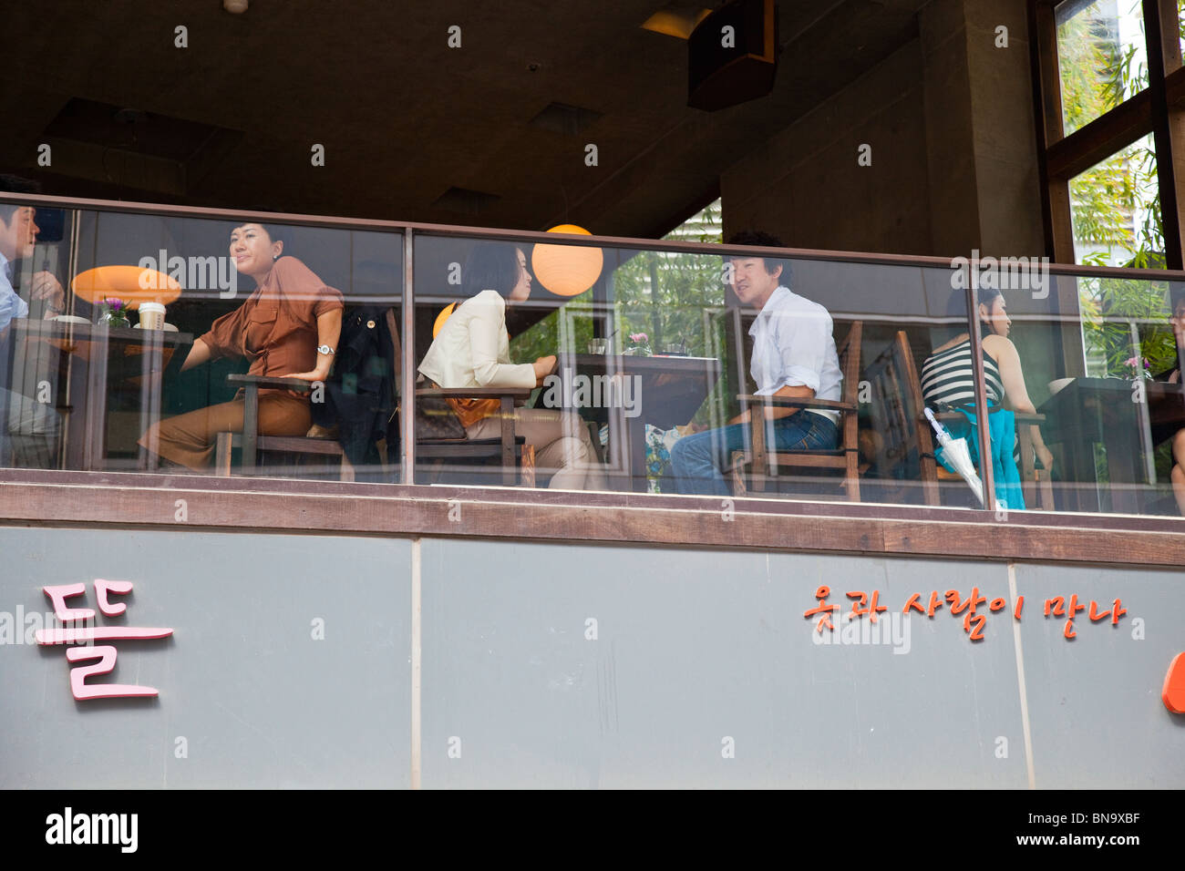 Koreans enjoying a balcony cafe in Insadong, Seoul, South Korea Stock ...