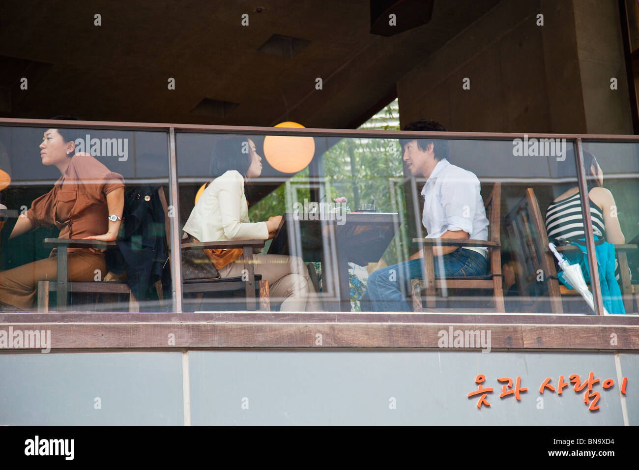 Koreans enjoying a balcony cafe in Insadong, Seoul, South Korea Stock ...