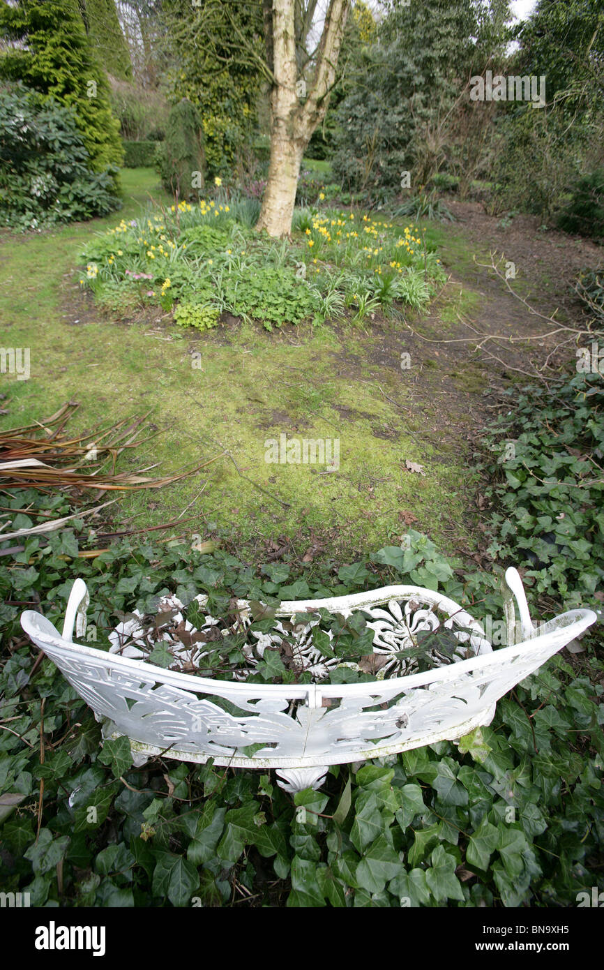 White wrought iron garden bench hi-res stock photography and images - Alamy