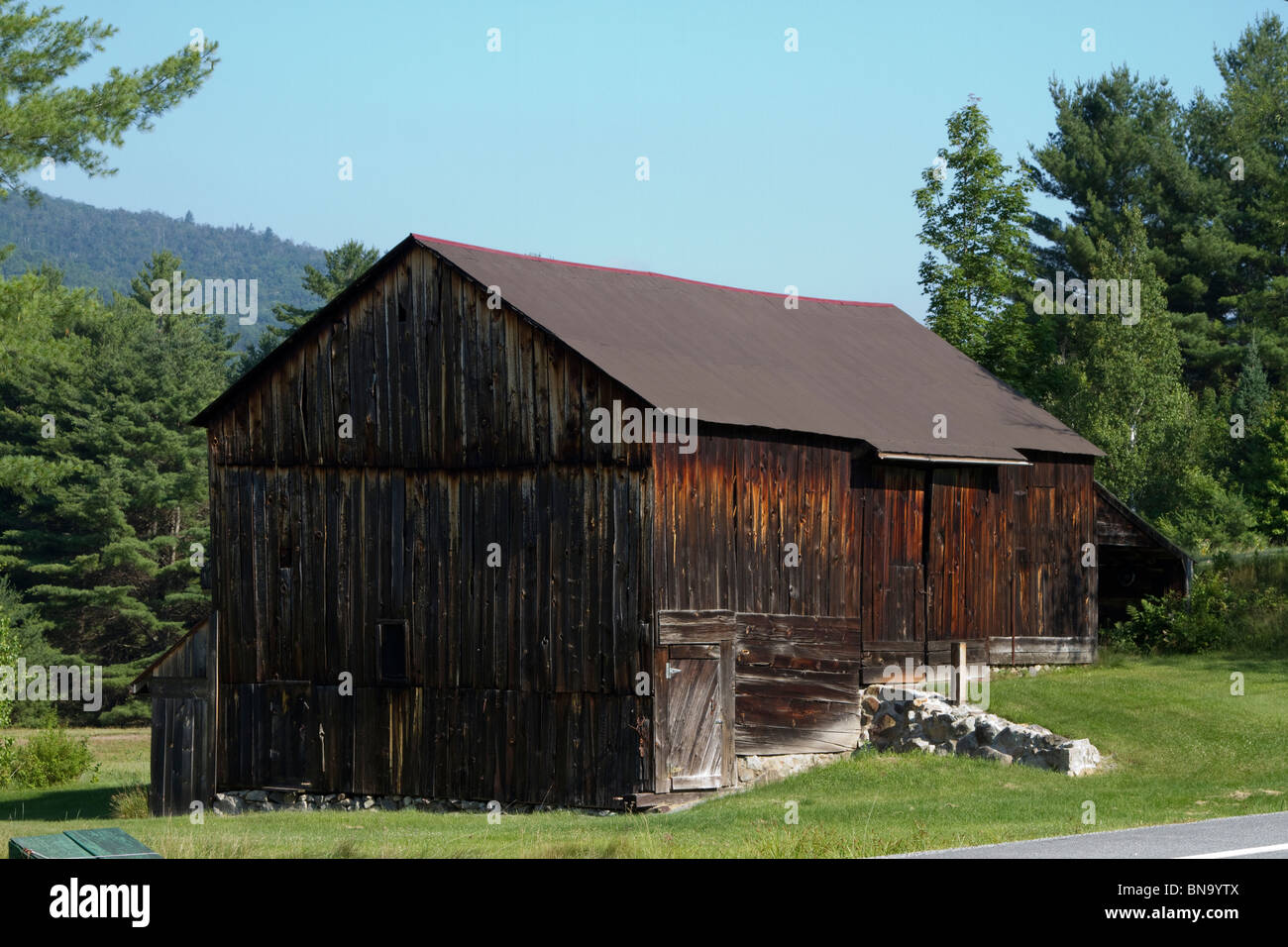 Adirondack red cedar barn Stock Photo - Alamy