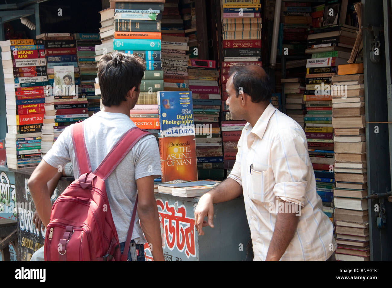 Book stall hi-res stock photography and images - Alamy