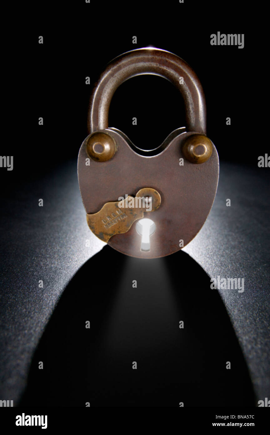 Light shining through keyhole of antique lock Stock Photo - Alamy