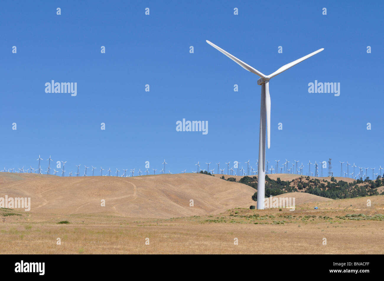 wind machines on the Tehachapi pass, Mojave desert, Sierra Nevada ...