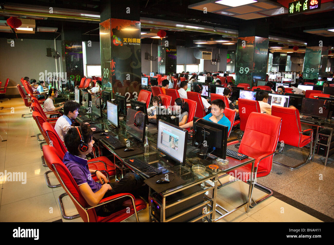 Internet cafe in Guilin, Guangxi Province, China Stock Photo - Alamy