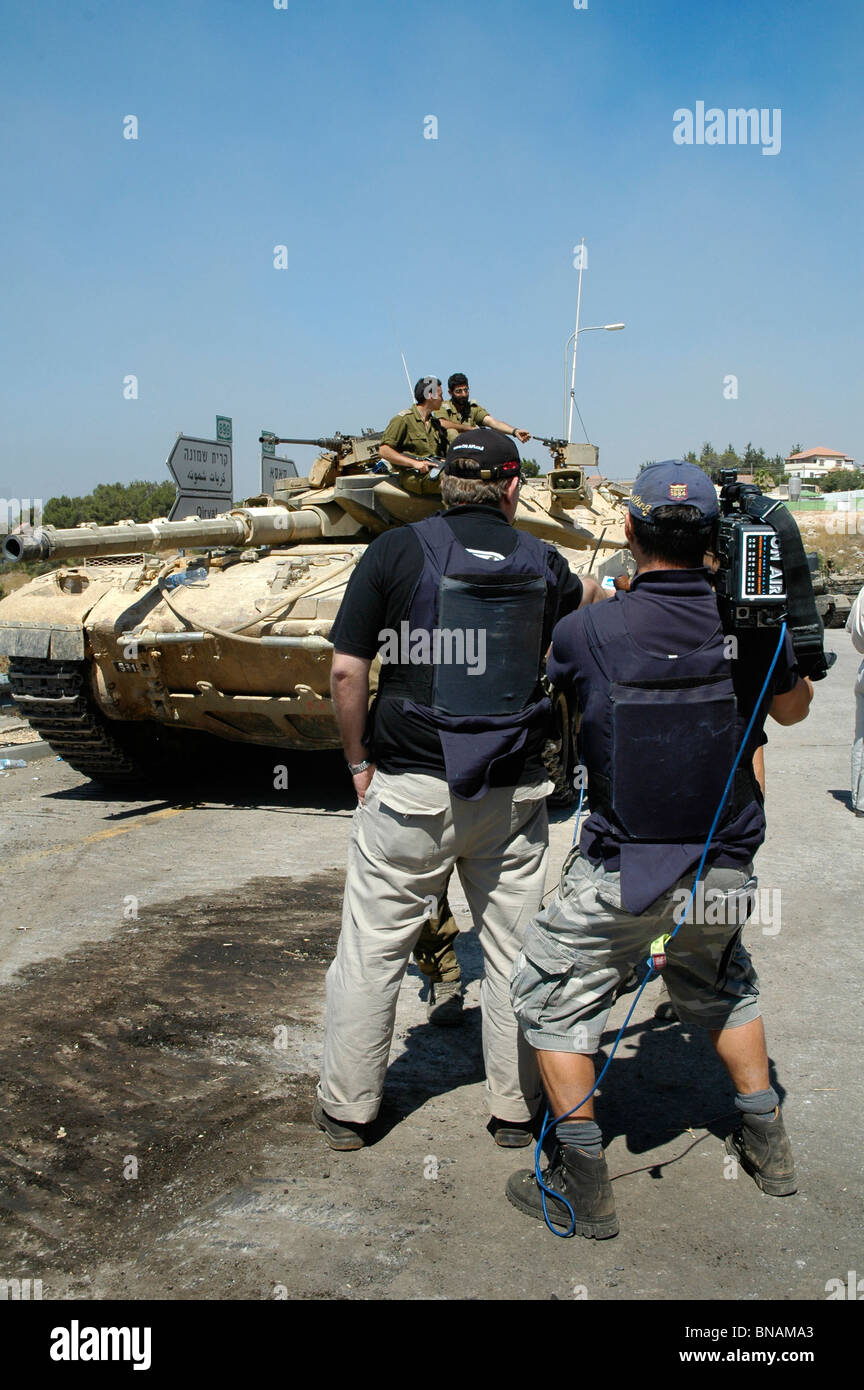 Television reporters combat zone hi-res stock photography and images ...