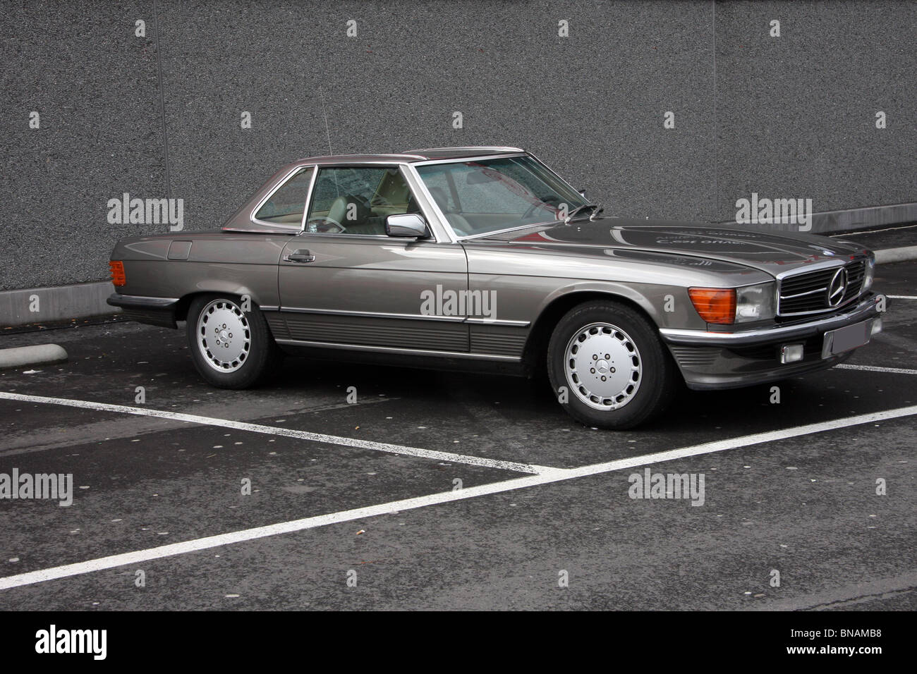 Mercedes-Benz 350 sport side view Stock Photo - Alamy