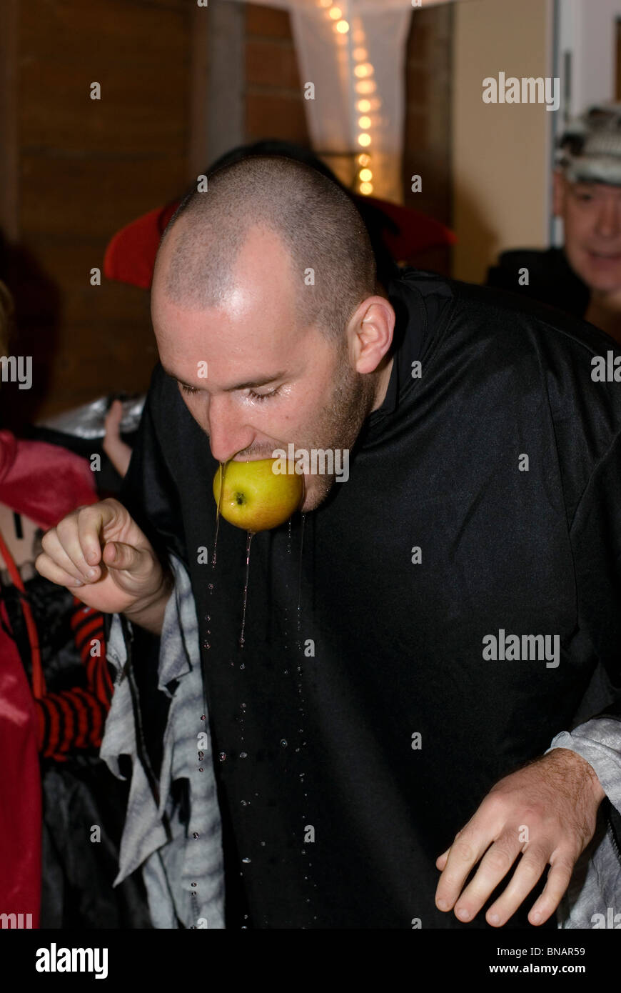 Apple dunking hi-res stock photography and images - Alamy