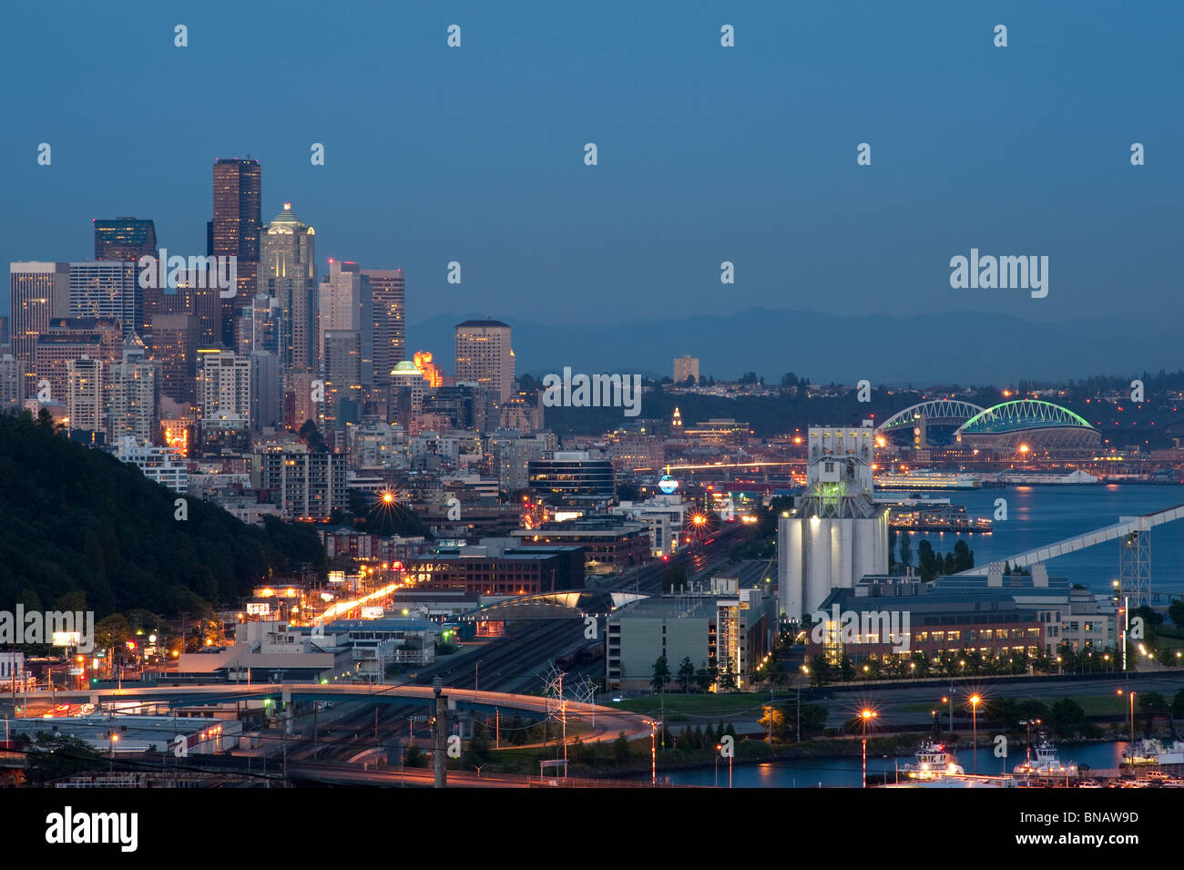 Seattle skyline at twilight hi-res stock photography and images - Alamy