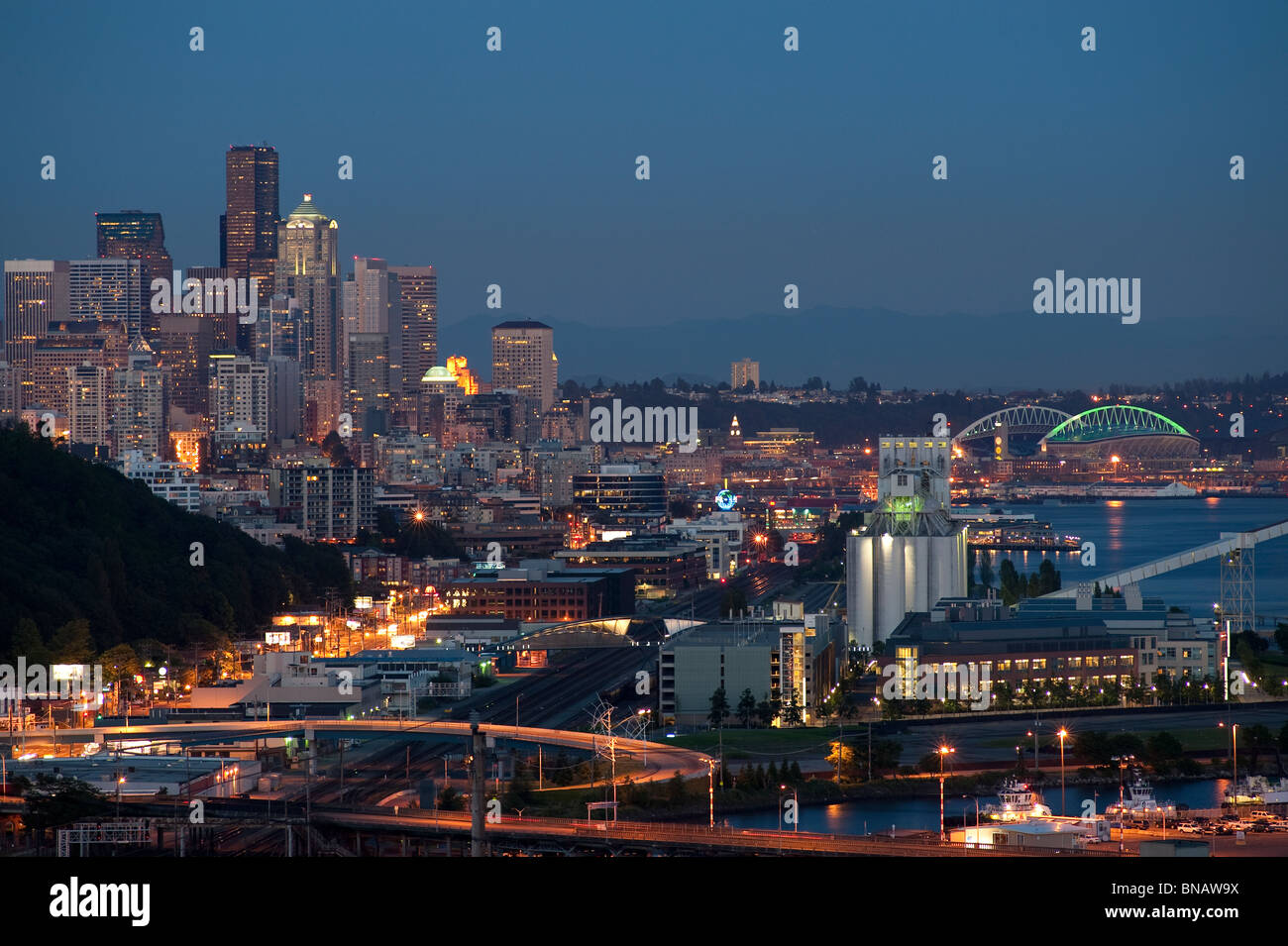 Seattle skyline at twilight hi-res stock photography and images - Alamy