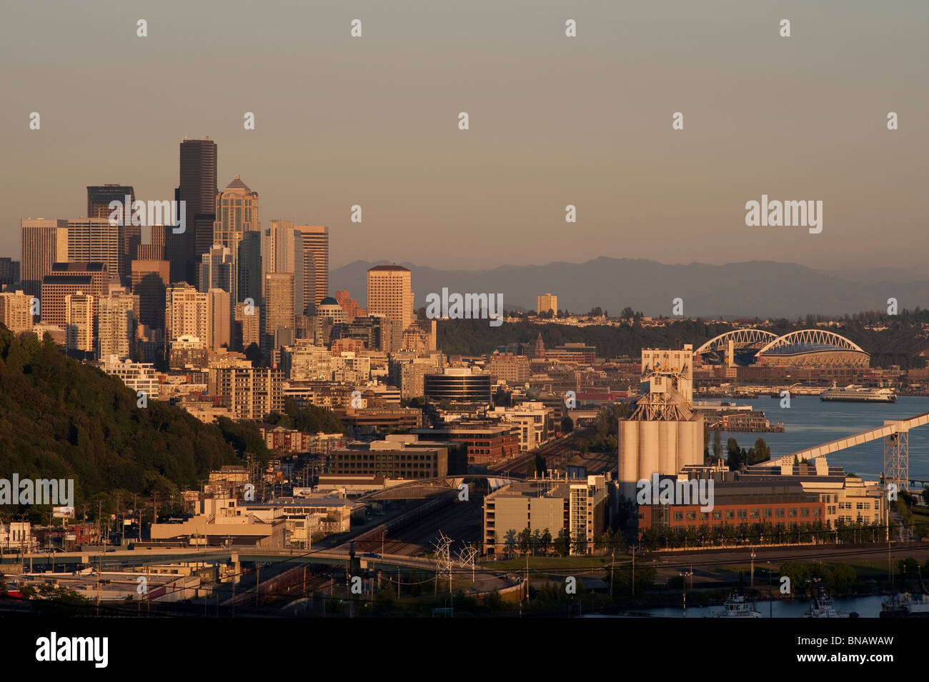 Retro seattle skyline hi-res stock photography and images - Alamy