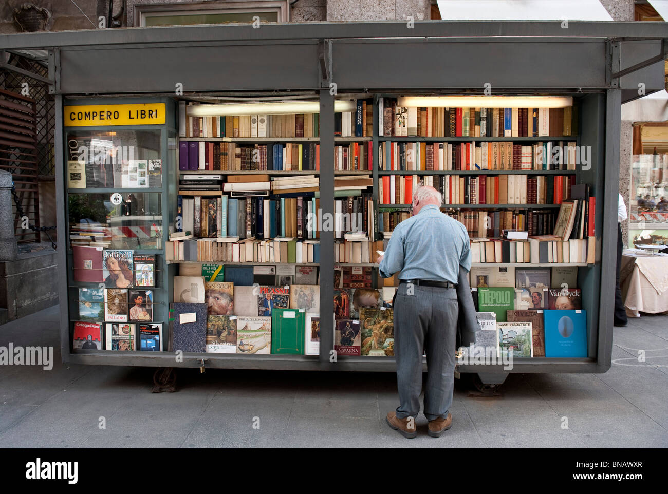 Book stall hi-res stock photography and images - Alamy