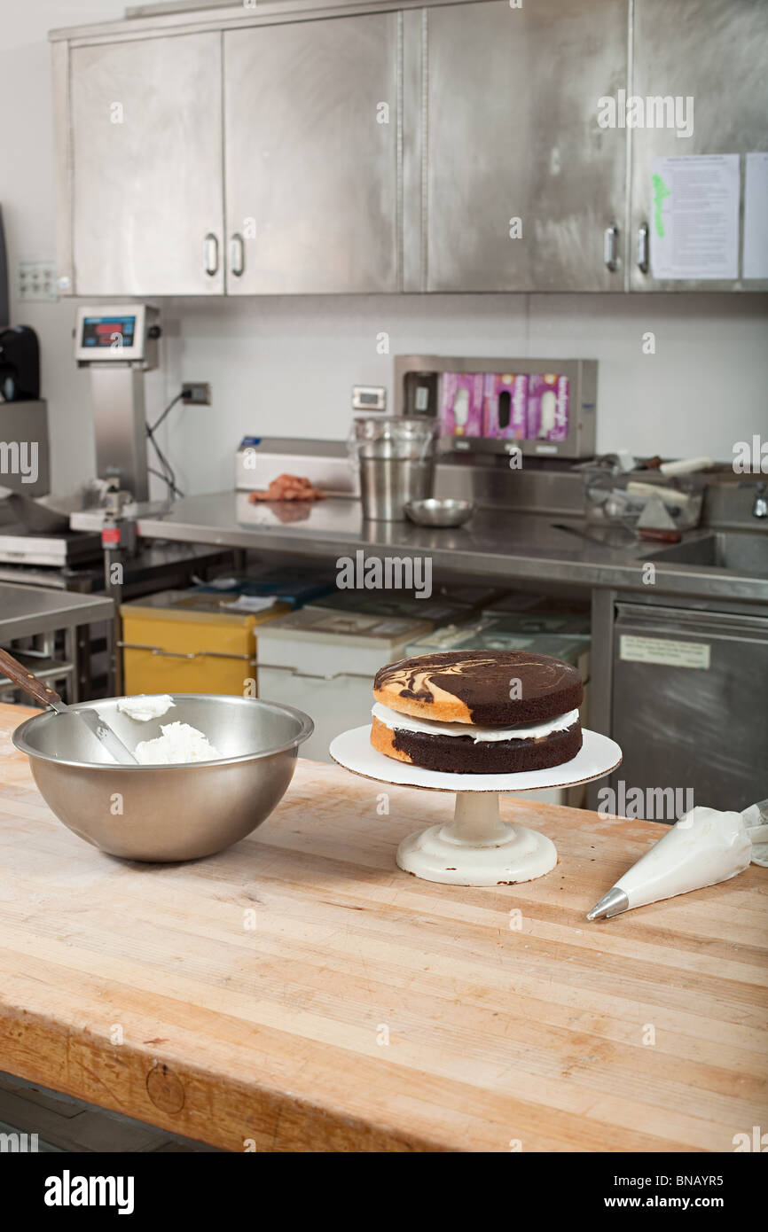 Making cake in commercial kitchen Stock Photo - Alamy