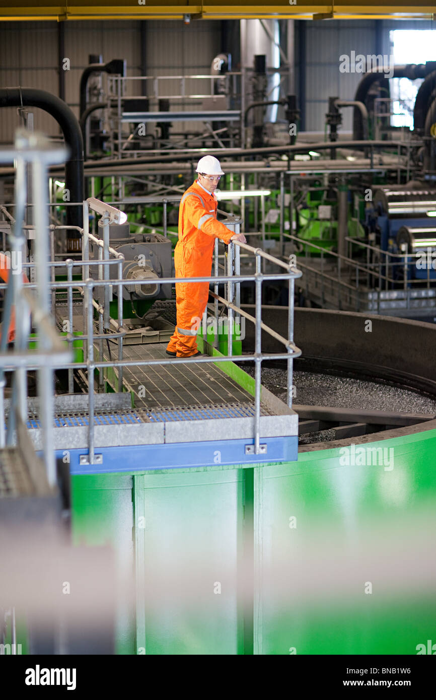 Elevated walkway factory hi-res stock photography and images - Alamy