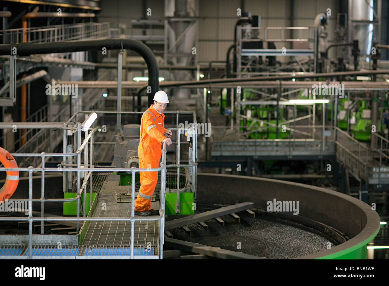 Elevated walkway factory hi-res stock photography and images - Alamy